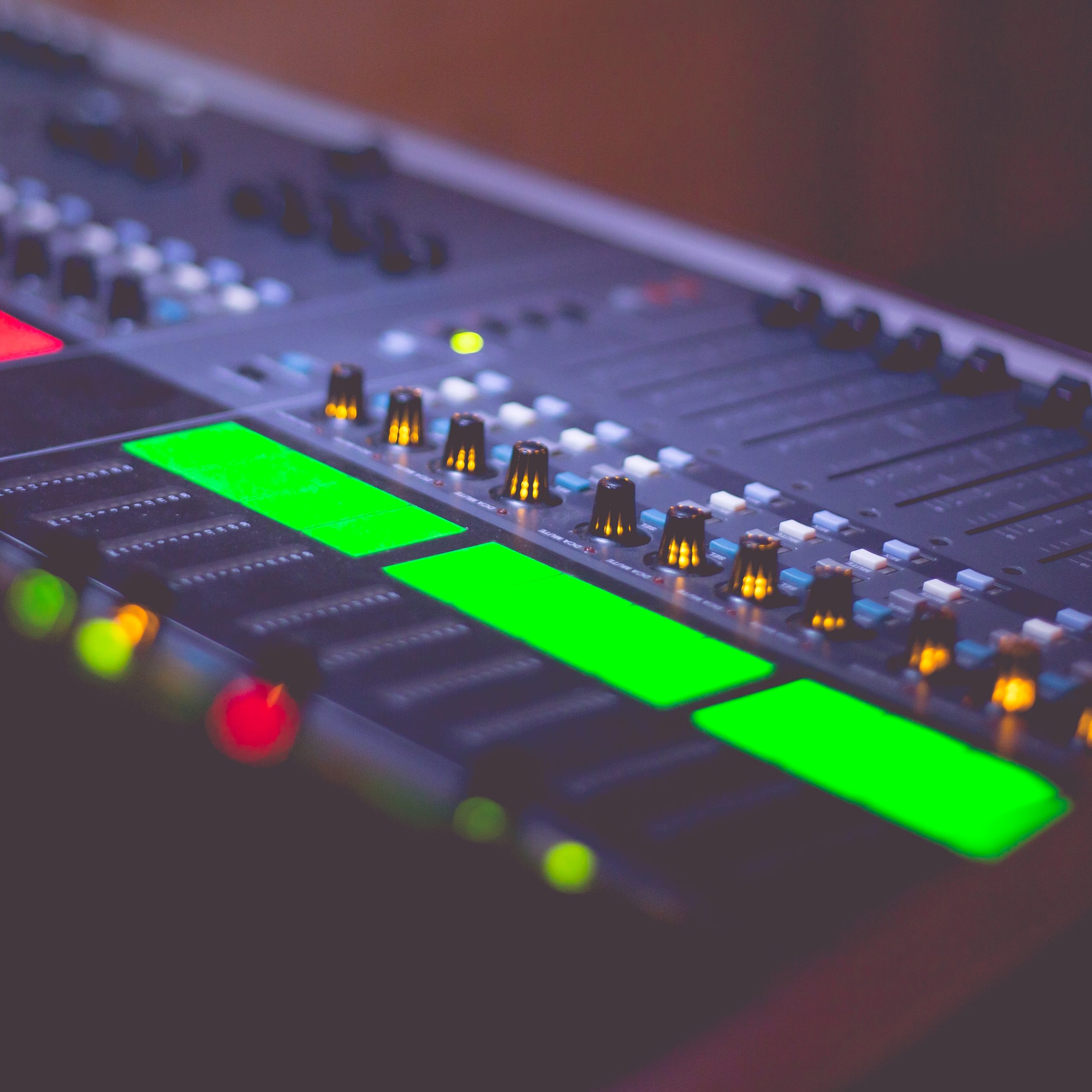 sound-engineers-audio-music-mix-pult-picjumbo-com - Learn Piano Chords Pro